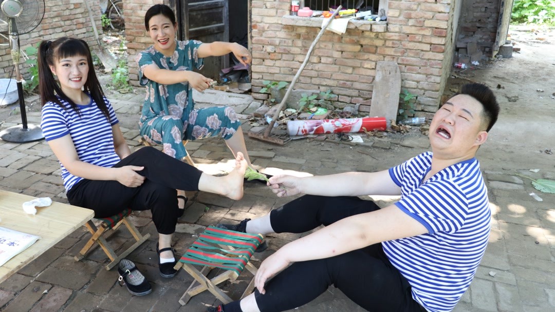 大可和小乐玩挠脚心憋笑挑战,没想到大可一脚踹飞小乐,太逗了