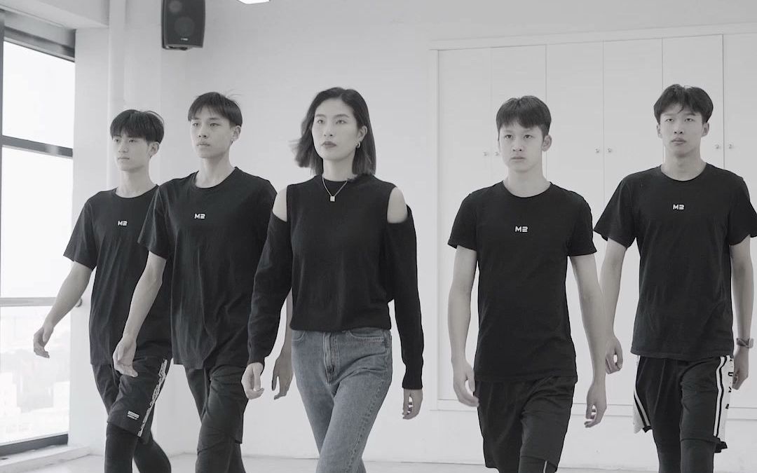 依旧帅气!梦瑶老师的男生步伐教学yyds