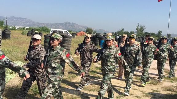 一群60岁的老兵玩真人CS对战游戏