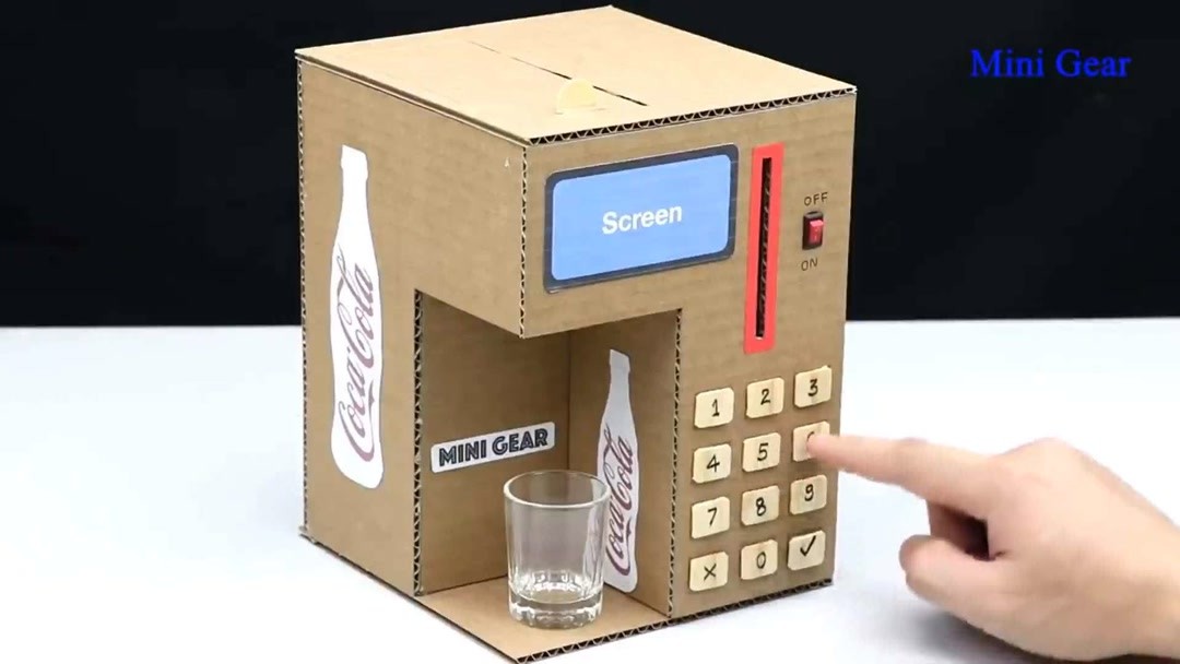 创意手工动画:用废旧纸箱制作投币饮料机