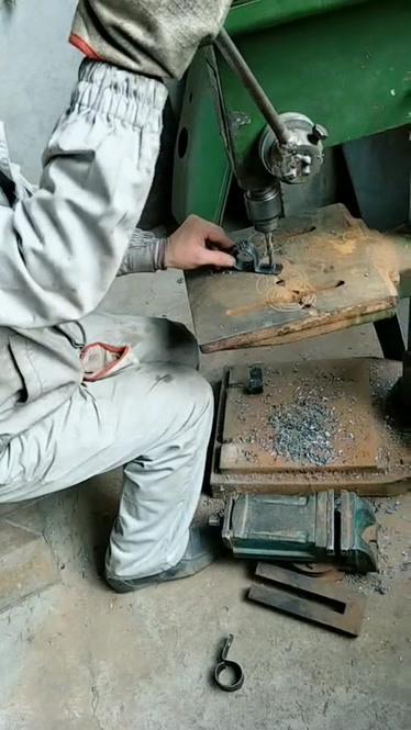 小伙用电钻打孔,必须双手操作,这劲太猛了!