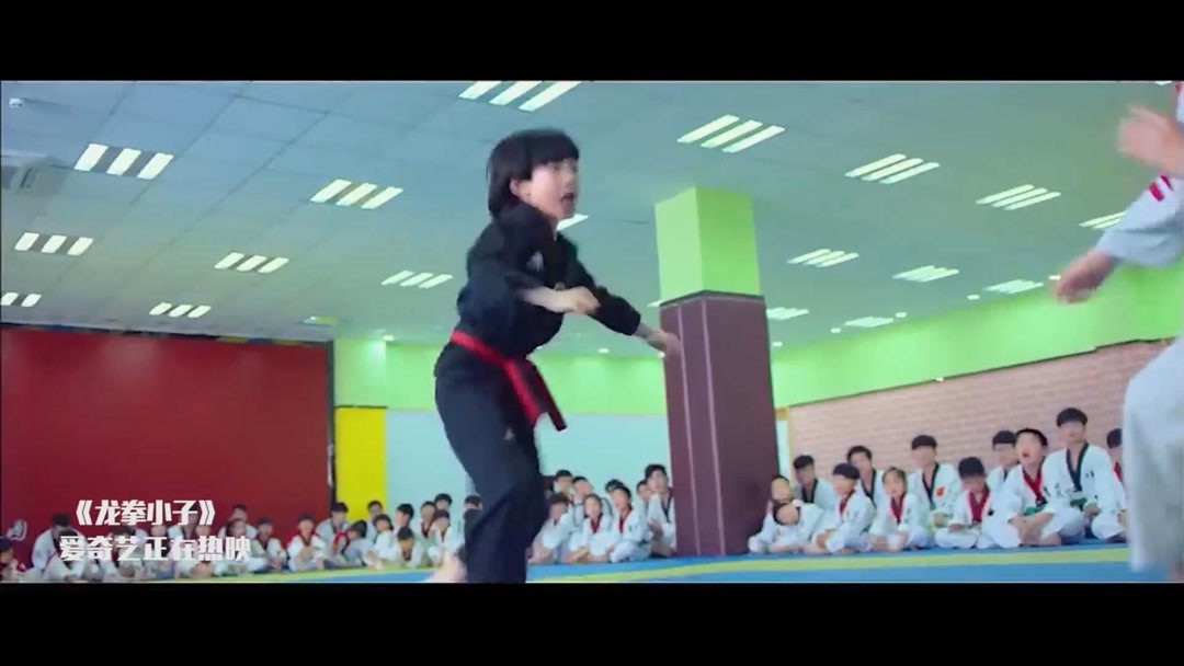 龙拳小子:这学校老大也太没风度了,自己打输了就让小弟一起上