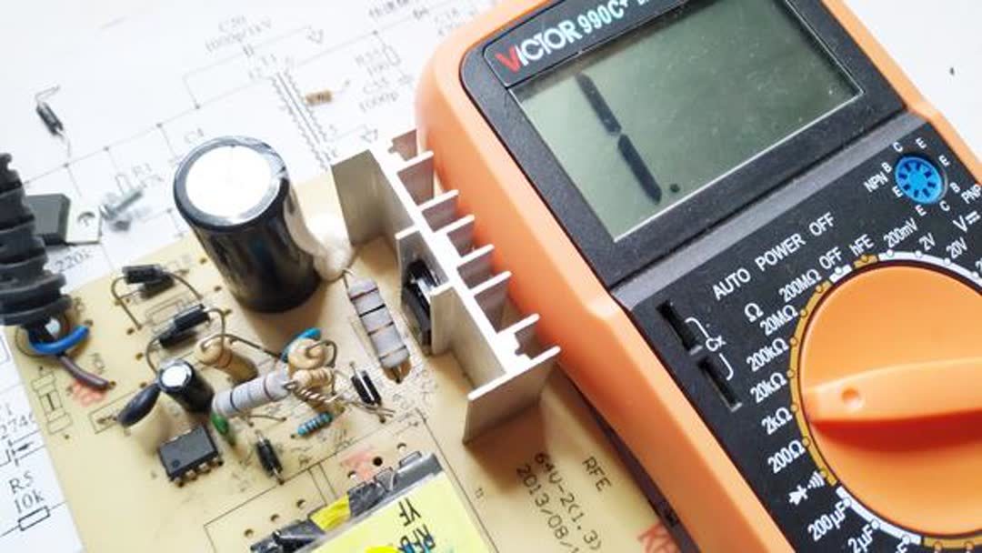 电动车充电器严重短路,换了元件还没有输出,是忽略了一个小元件