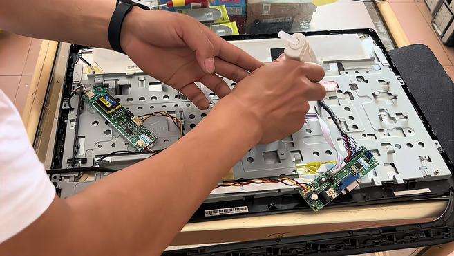 报废一体机,被小伙完美改装成一台显示器