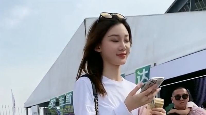 车模小姐姐张芮尔