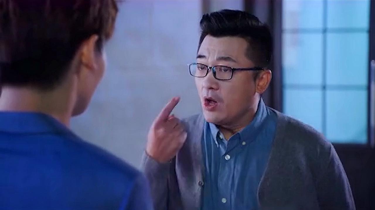 总裁拿石头砸女友家玻璃,不料把未来老丈人砸出来了,这下糗大了