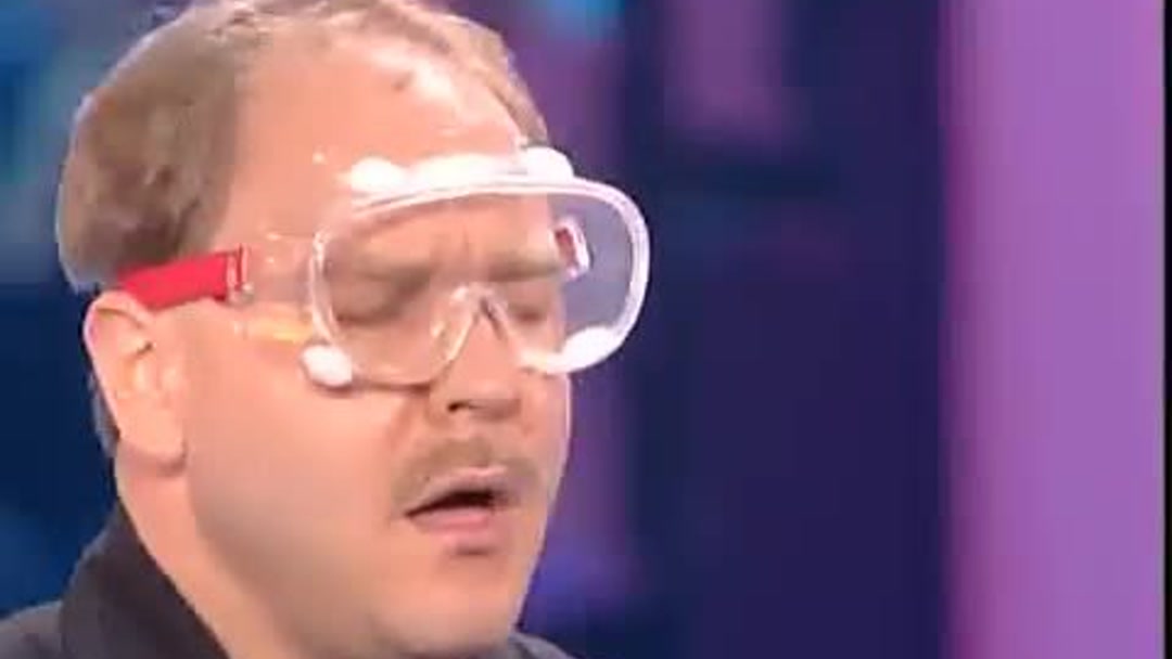 吉尼斯世界纪录:以最短时间吹爆热水袋,第一次见热水袋吹这么大