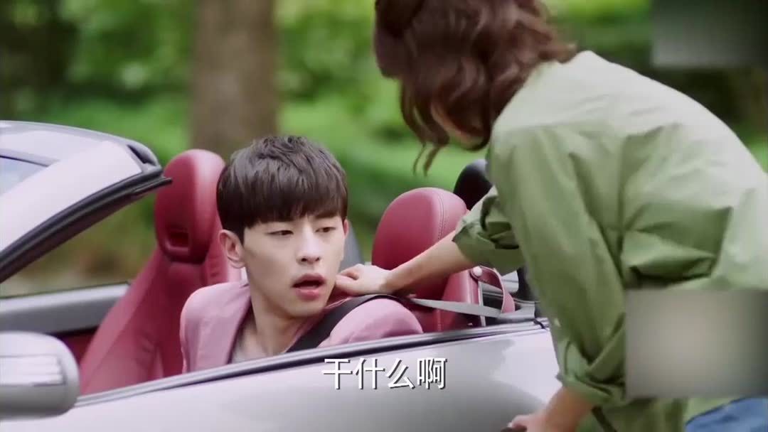 邓伦演的言情剧,跟果果初次邂逅,竟是开豪车撞出来的