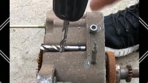 老师傅用电钻钻孔,接下来的操作,看得我目瞪口呆!