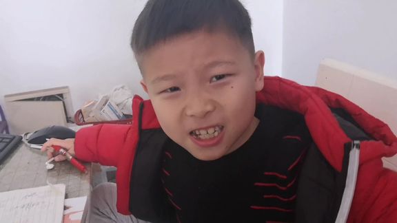 二年级儿子网上第一课就是认识时钟,何姐想尽办法,也还是没教会