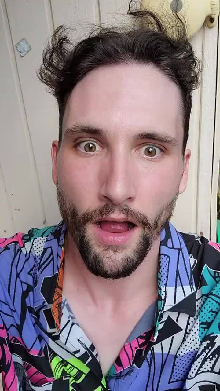 男子用手机拍到了轮廓清晰的不明飞行物!