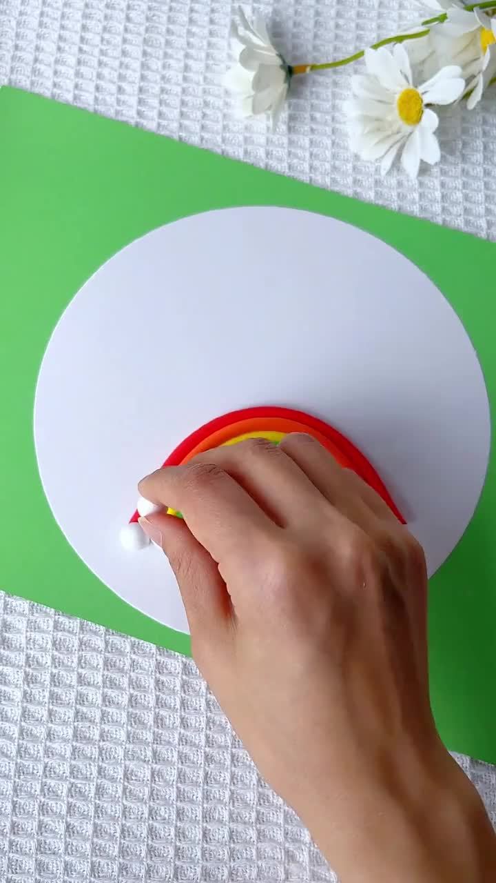 ...劳动节手工粘土画来了,做漂亮的彩虹和辛勤劳动采花的蜜蜂,简单又...