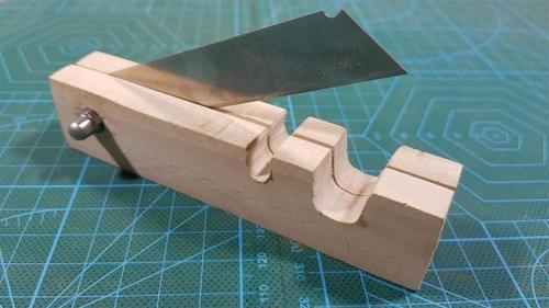 农村小伙买不起小刀,本人动手用木头和刀片制作小刀,也太有才了