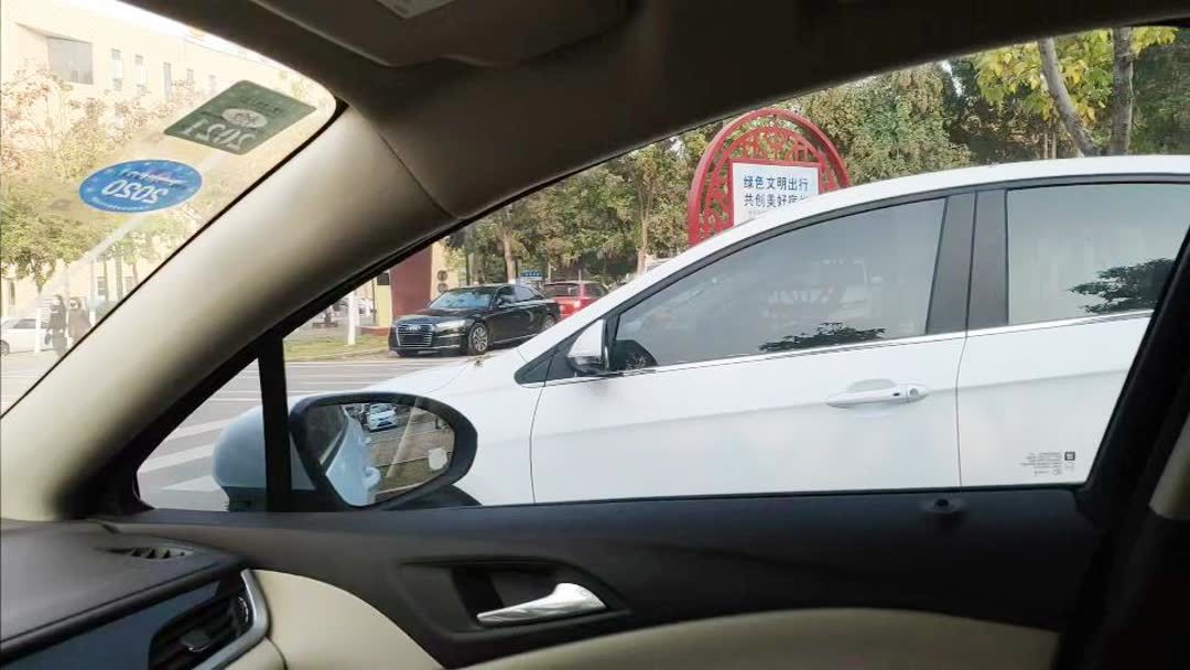 在侧方停车或倒车入库时,没有倒车影像,用这个方法判断车尾距离