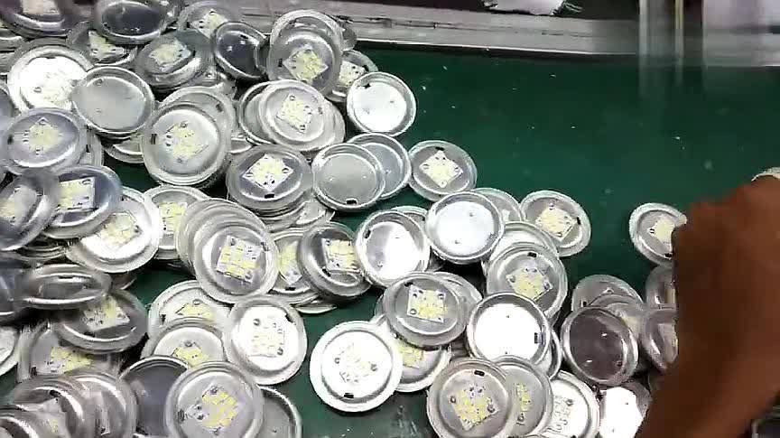 印度工厂的LED灯生产流水线,工人的动作都挺快的