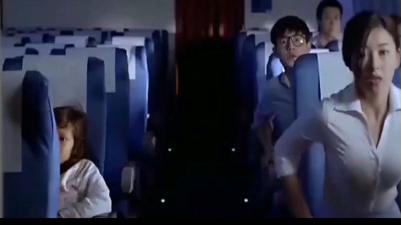 飞机上出现灵异事件,空姐和乘客离奇死亡,好恐怖!