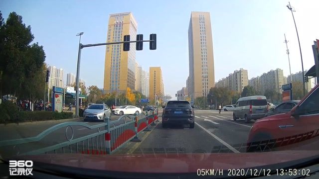 #360行车记录仪 想插队 路都没有