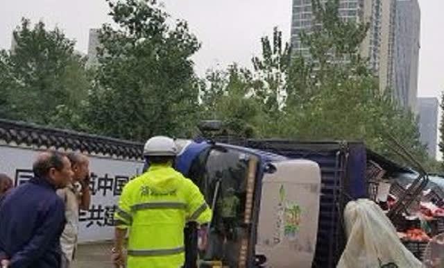 男子这样去修理大货车,轮胎炸了,监控记录着这一切