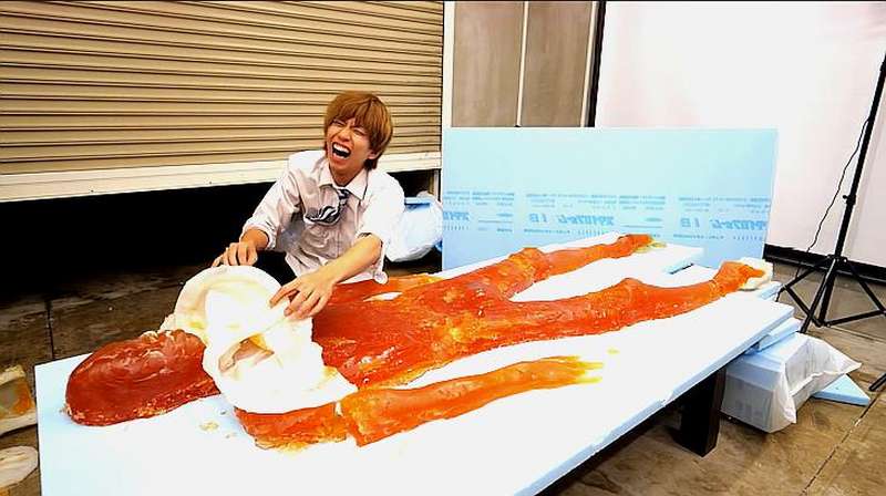 小伙用果冻制作“人体雕塑”,掀开的那一刻,网友:笑出鼻涕泡!