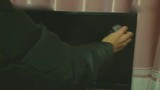 电脑屏幕脏了千万别用水擦,教你一招,擦出来的效果跟新买的一样