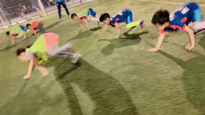 学动物爬行和金刚跳可以有效的提升孩子的运动协调能力