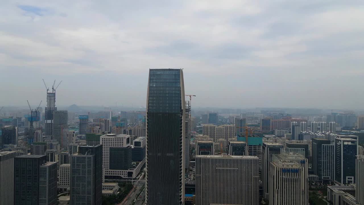 大疆御air2无人机航拍济南经十路的高楼大厦,看看环绕效果怎么样