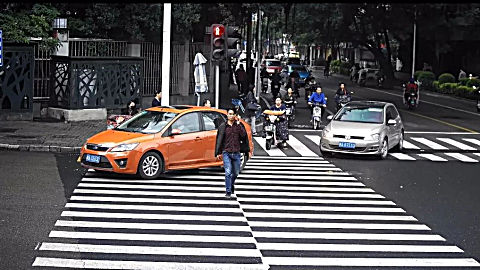 行人闯红灯被撞,到底应该谁负责?一次性说清楚,不要弄错了