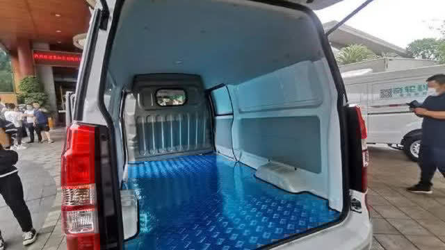 吉利"摆摊神器"面包车问世,车头仿宝马?空间大带液晶仪表