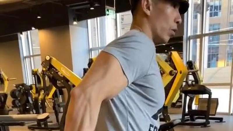 如何使用筋膜枪正确地放松臀部?