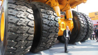 全球最大的卡车,轮胎价格能买2辆路虎揽胜,名副其实油老虎