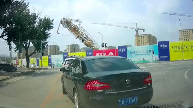 轰隆一声响!工地塔吊突然折成两截 行车记录仪拍下倒塌全过程