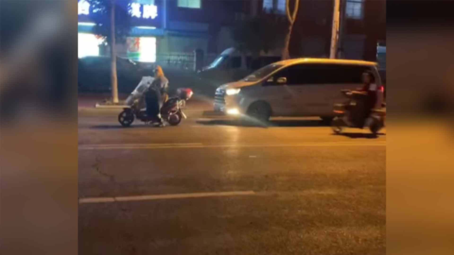 行政执法公务车在聋哑人身后不停鸣笛催促,城管局:对当事司机全局...