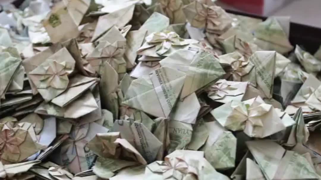 男子每日用11元为妻叠爱心 攒6年后买车