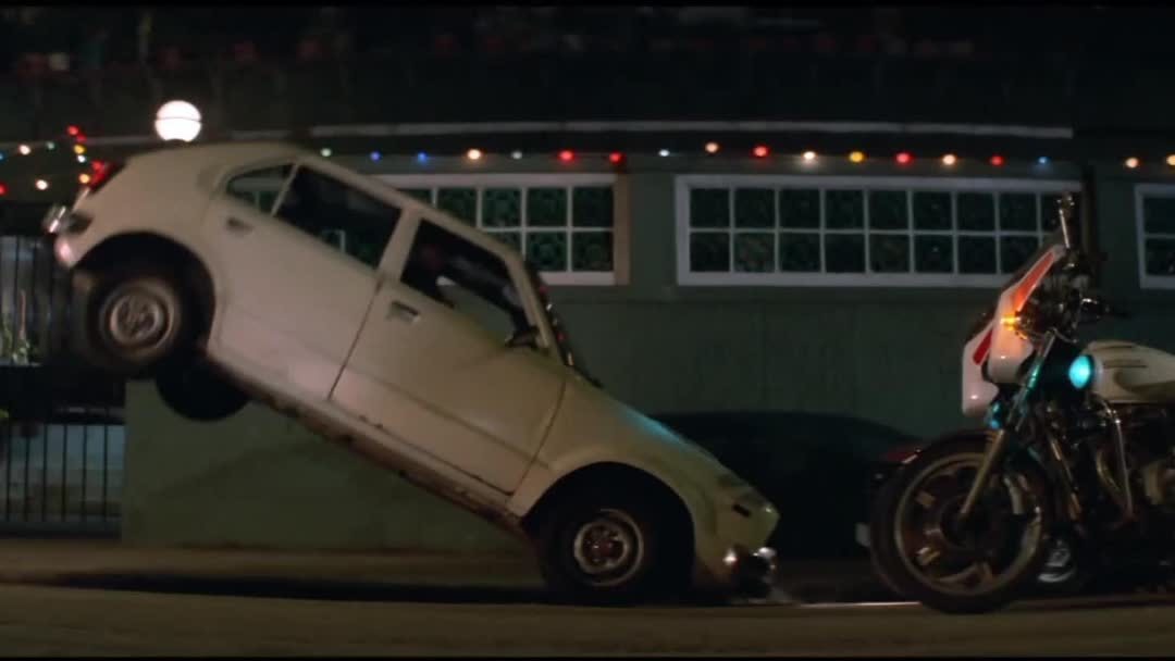 电影:两个交警对违规交通扣分没谁了,直接扣46分,两代不考驾照