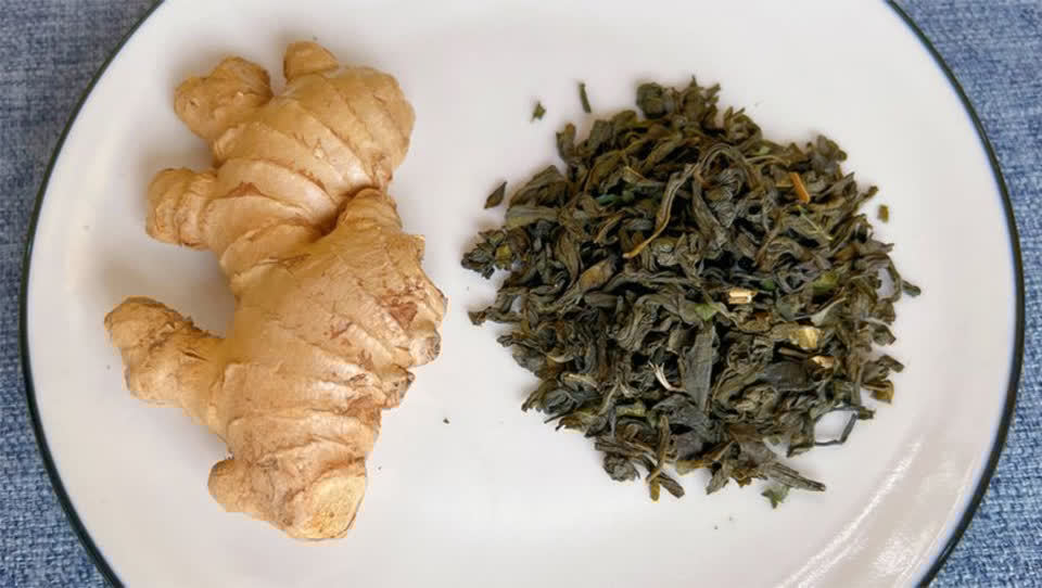 生姜和茶叶一起煮水喝,作用厉害了,解决了很多人的烦恼,长见识
