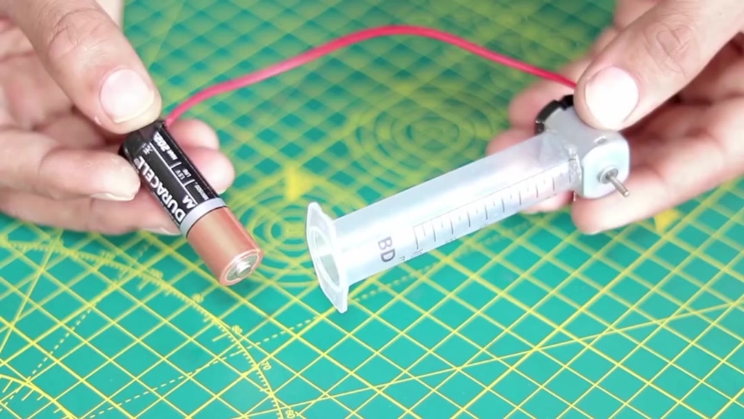 DIY 牛人制作的一个电风扇,简单又实用!