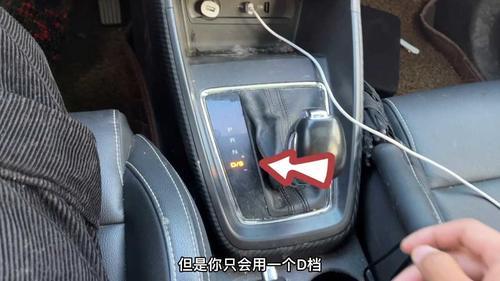 开自动挡上坡,不要只会挂D挡踩油门,试试这样操作动力十足