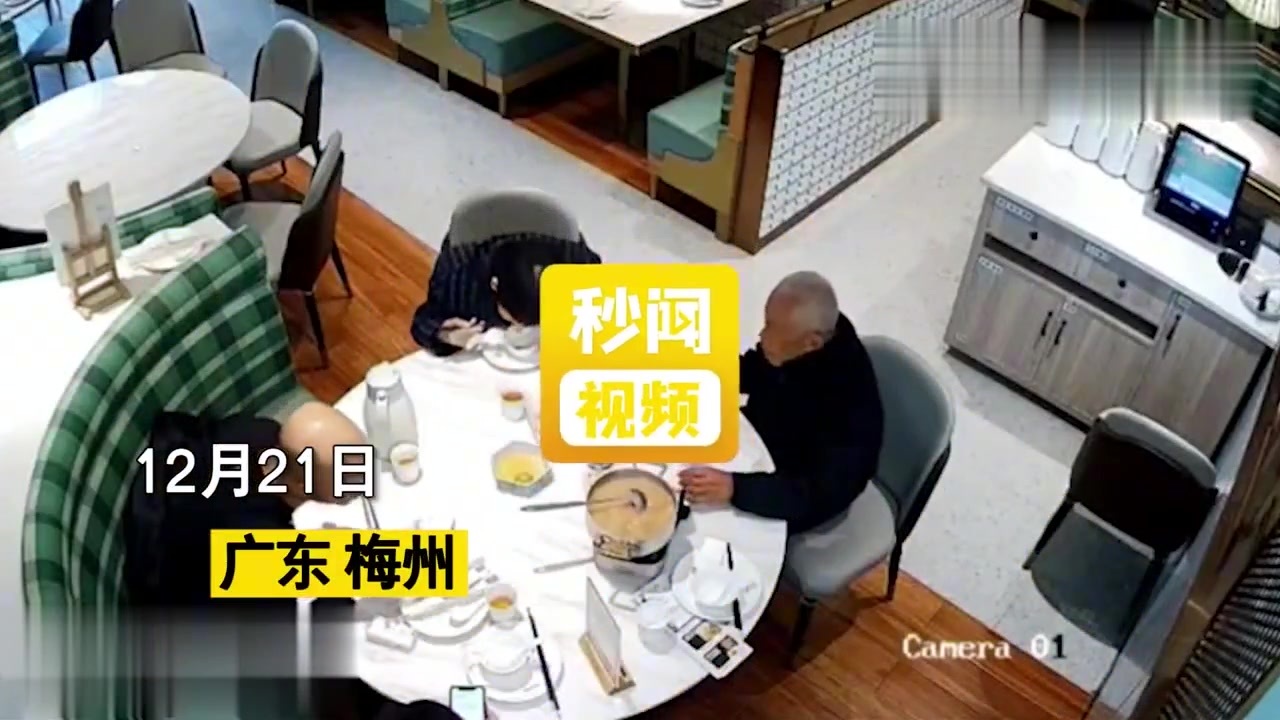 老人吃饭不慎卡住亲人束手无策,店员轮流急救,监控记录揪心一幕