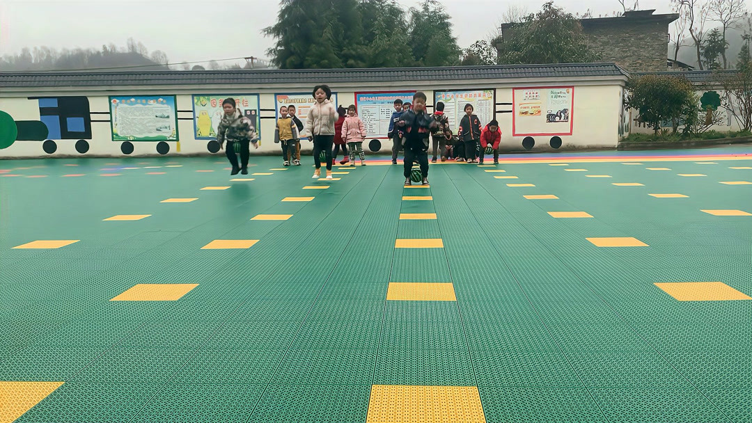 孩子们户外晨间活动夹球跳,像个小袋鼠,锻炼孩子们的跳跃能力