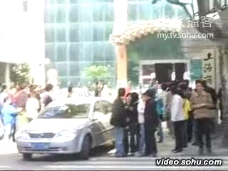 [拍客]上海商学院宿舍楼一寝室起火 4女生6楼阳台跳下不幸身亡