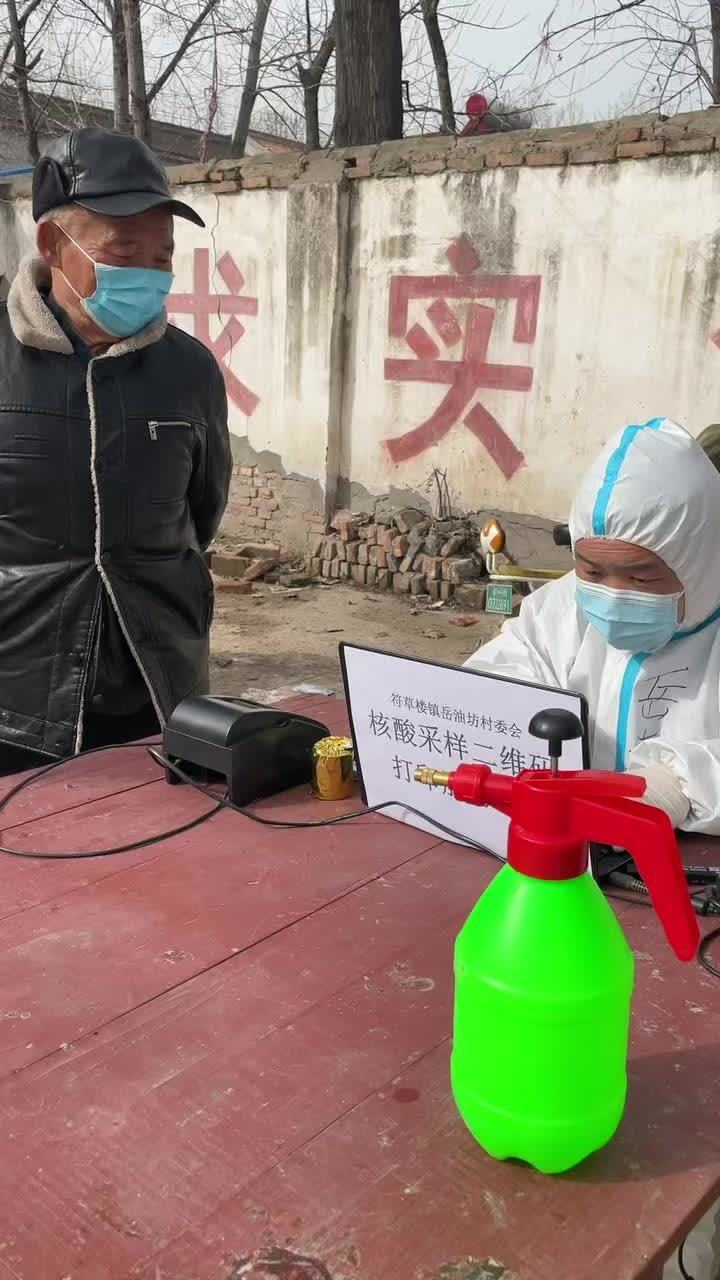 帮助村里老人打印二维码,提高效率