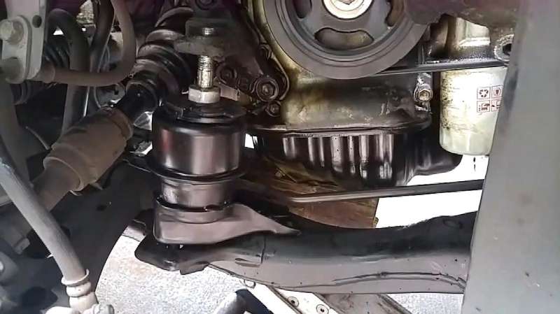 实拍德国修车工给丰田凯美瑞发动机支座做保养维修,技术第一次见