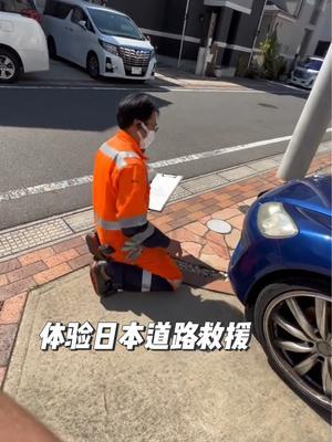 当我送给他一瓶饮料之后,明显带笑脸了,话也开始密集起来了#溜达鸡...