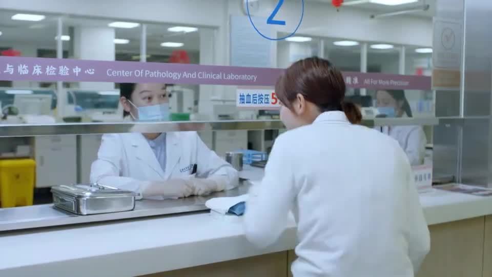 女医生怀疑自己患艾滋去抽血,答应追求者吃最后一顿饭
