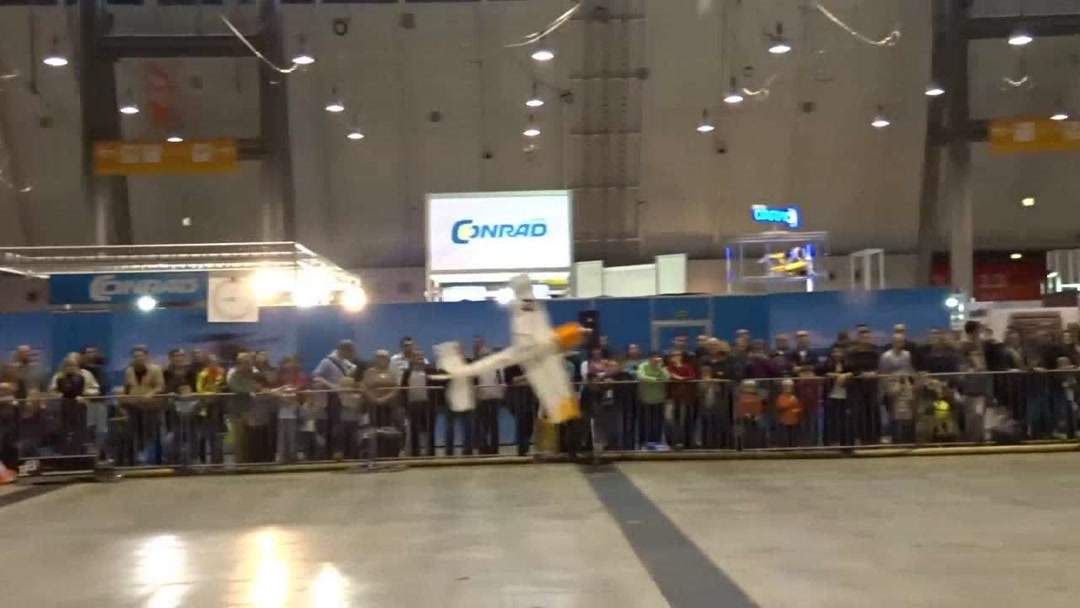 老外在室里演示飞机表演,这些模型逼真实在是太高了!