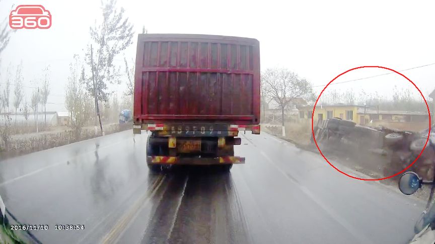 路上突发状况,大货车失控翻车