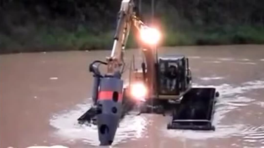 挖掘机 太牛了!水陆挖掘机水上工作视频