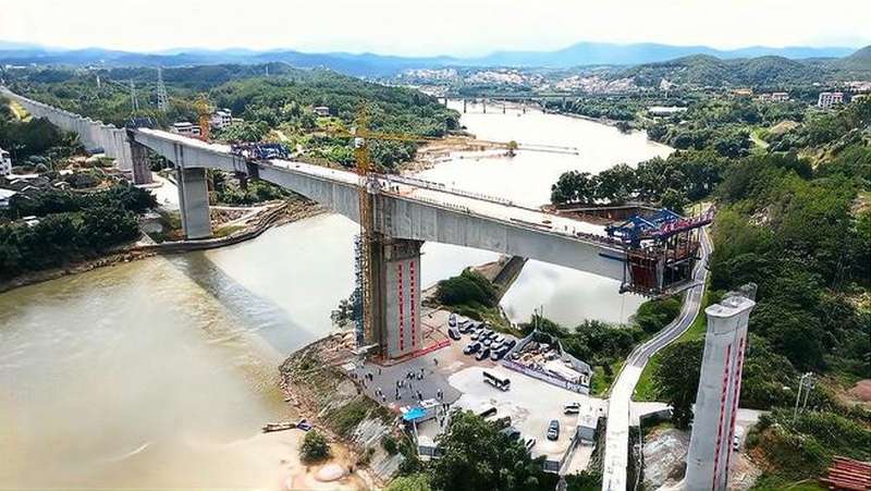 ...(岩)龙(川)铁路汀江特大桥155米预应力混凝土刚构连续梁合龙,这是龙...