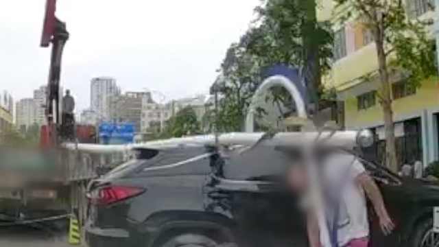 路灯杆施工途中突然脱落,过路男子被砸伤倒地