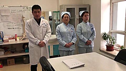 脊柱中心范文宪主任主持科内会议 医护人员精神饱满的投入到工作中 ...